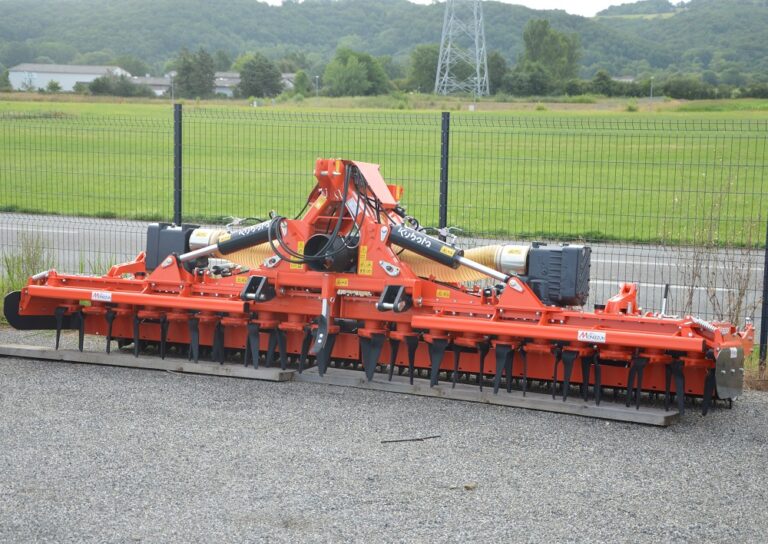 Monlezun SARL. Herse rotative, Charrue Kubota Tarbes 65.